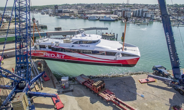 New RED JET 7 lifted into the water | Shippax